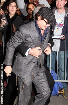His bodyguard grabs him from behind « Celebrity Gossip and Movie News