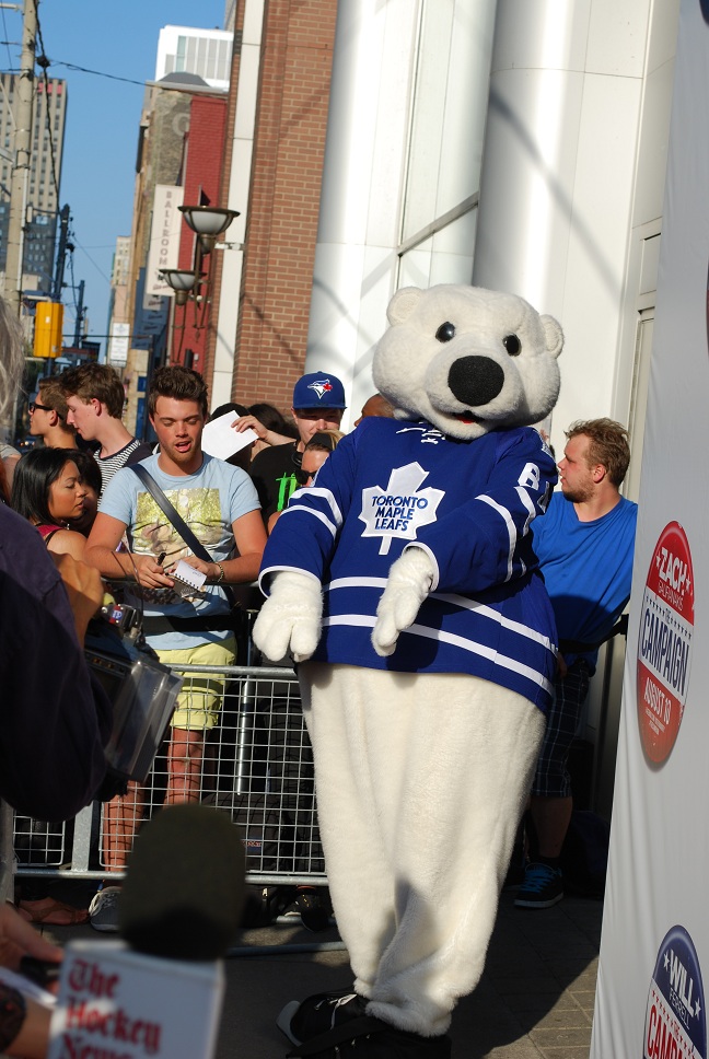 Carlton the Bear, the official mascot of the Toronto Maple Leafs ...