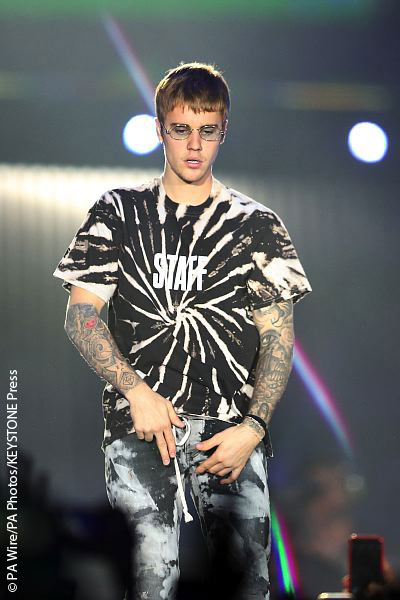Justin Bieber punches fan in face, causes him to bleed – video ... Justin Bieber punches fan in face, causes him to bleed – video ...