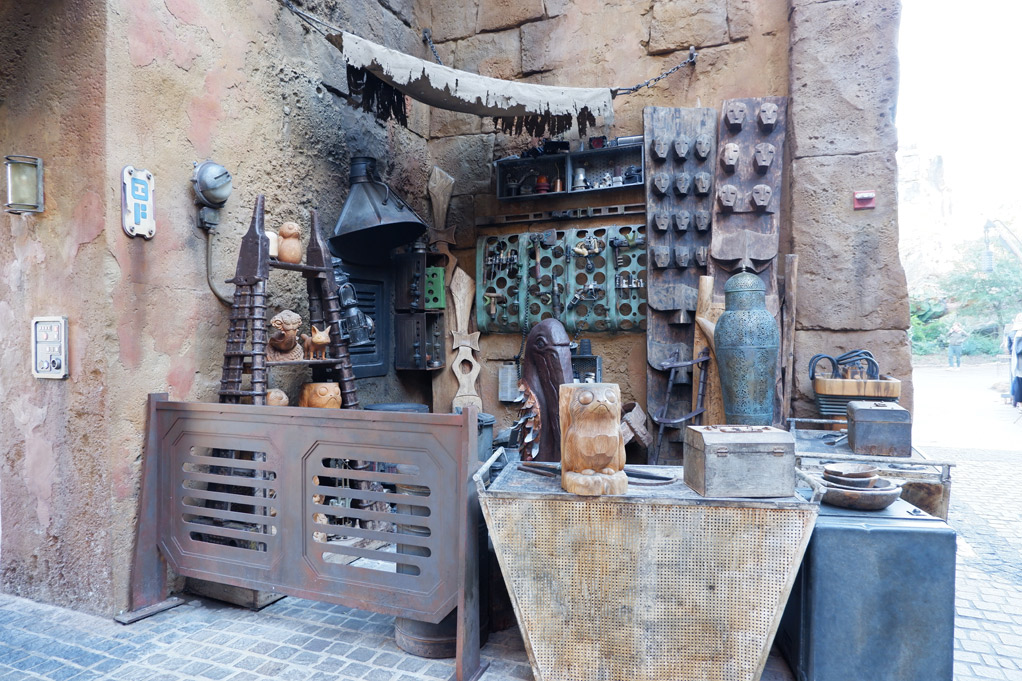 Porg Wooden Carvings at Star Wars: Galaxy’s Edge « Celebrity Gossip and ...