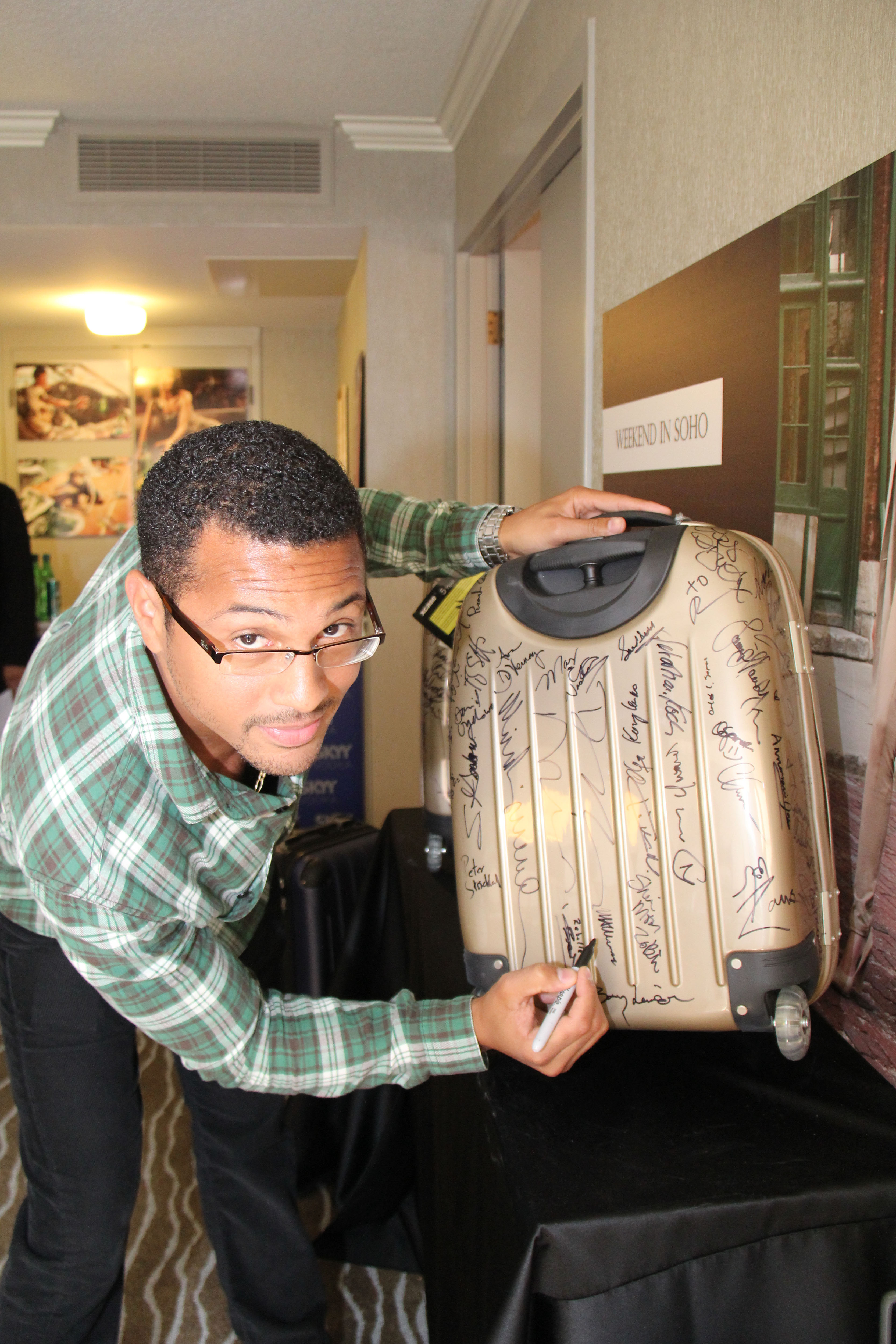 Mizinga Mwinga signs our Heys suitcase for charity | Toronto ...